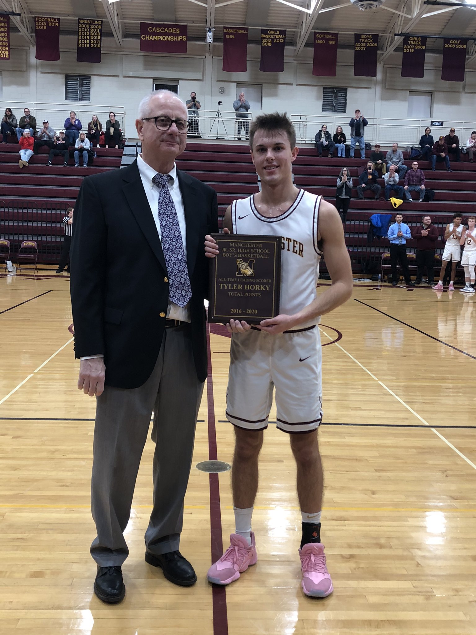 Horky breaks scoring record in Manchester victory – CASCADES CONFERENCE